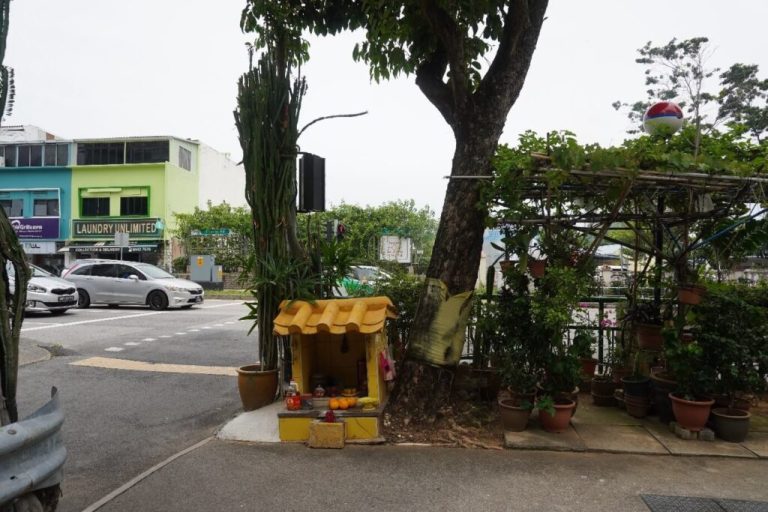 Keramat and datuk worship in the Singapore Chinese community ...