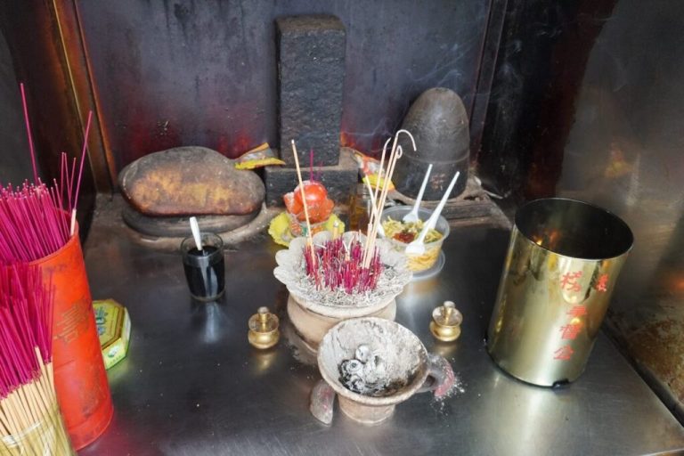 Keramat and datuk worship in the Singapore Chinese community ...